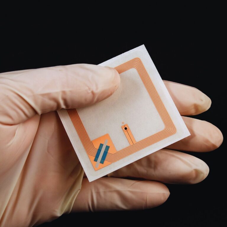 what is the difference between 13.56 mhz and 125khz rfid tags